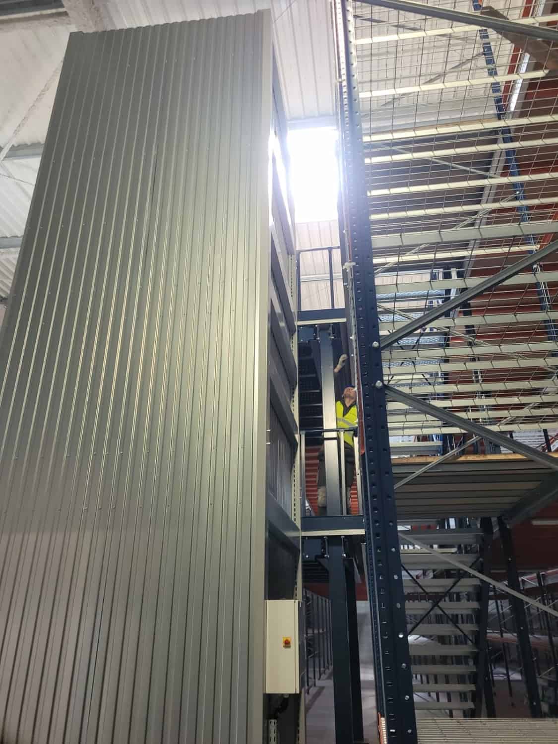 Installation d'un monte-charge industriel 3 niveau, en extérieur, chez ...